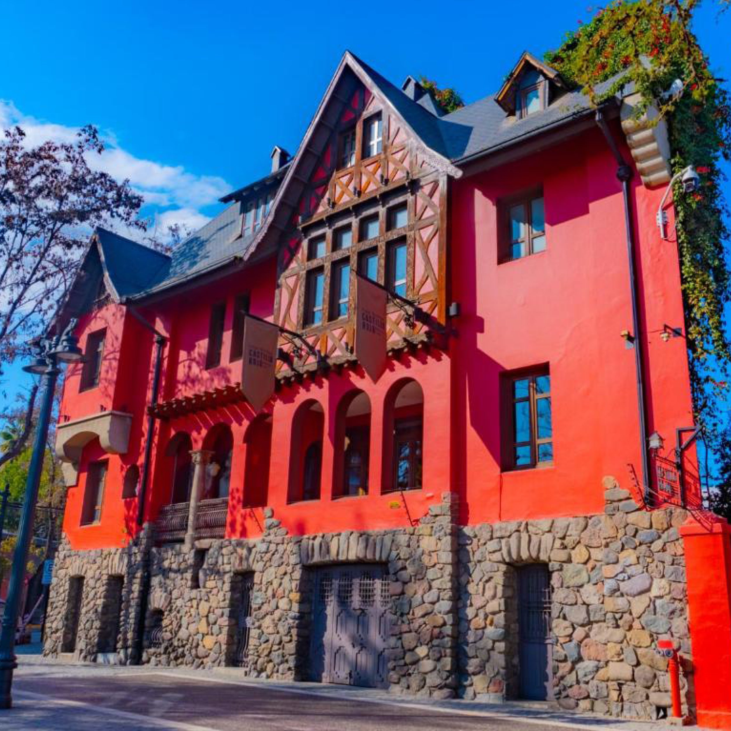 Castillo Rojo Deluxe – GetawayBox
